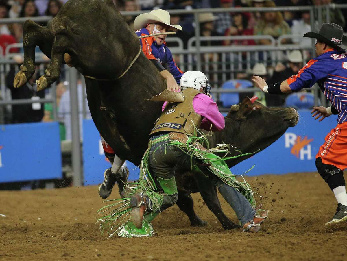 Bareback rider Will Lowe puts on a show in Semifinal 2 at RodeoHouston