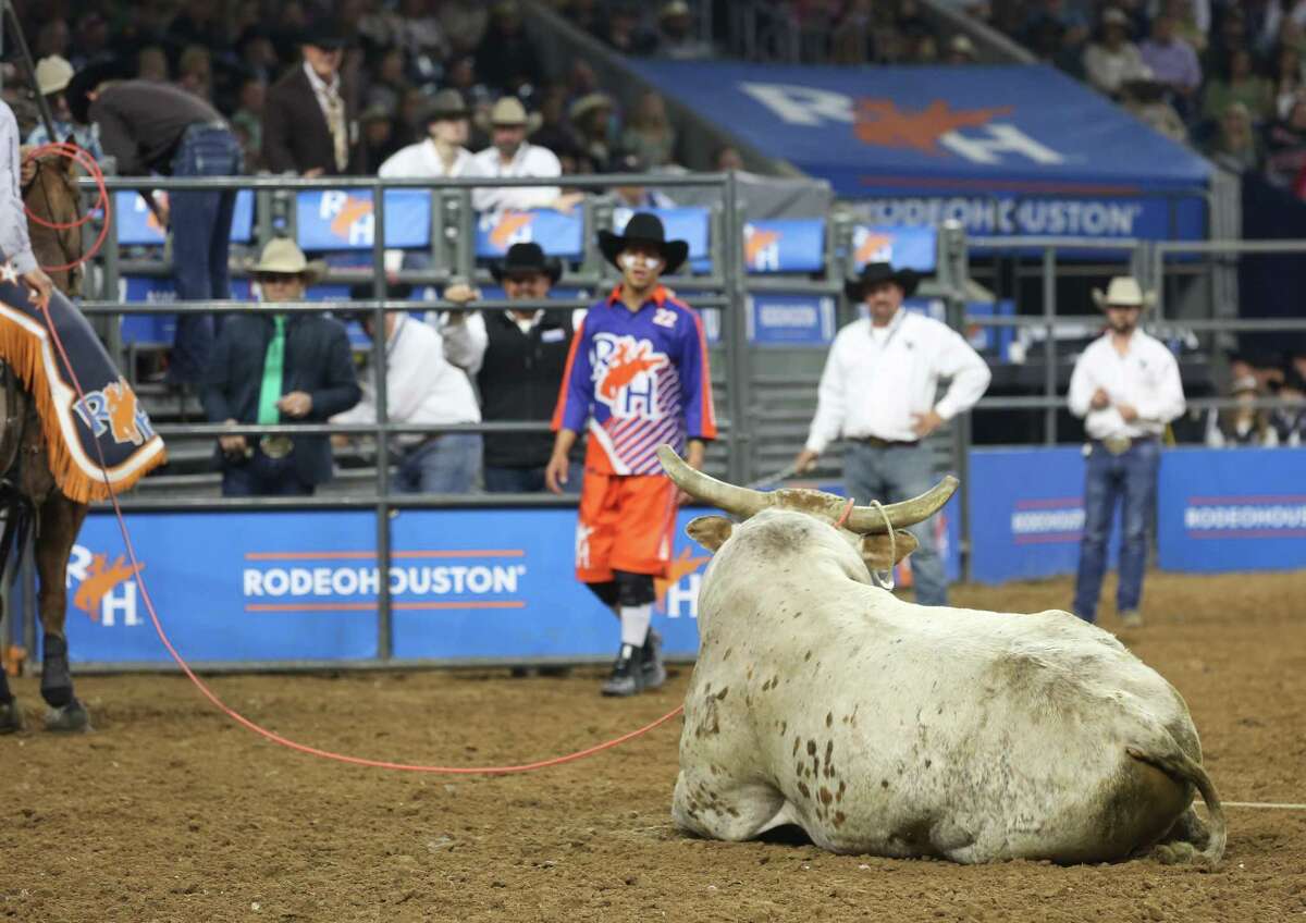 Bareback rider Will Lowe puts on a show in Semifinal 2 at RodeoHouston