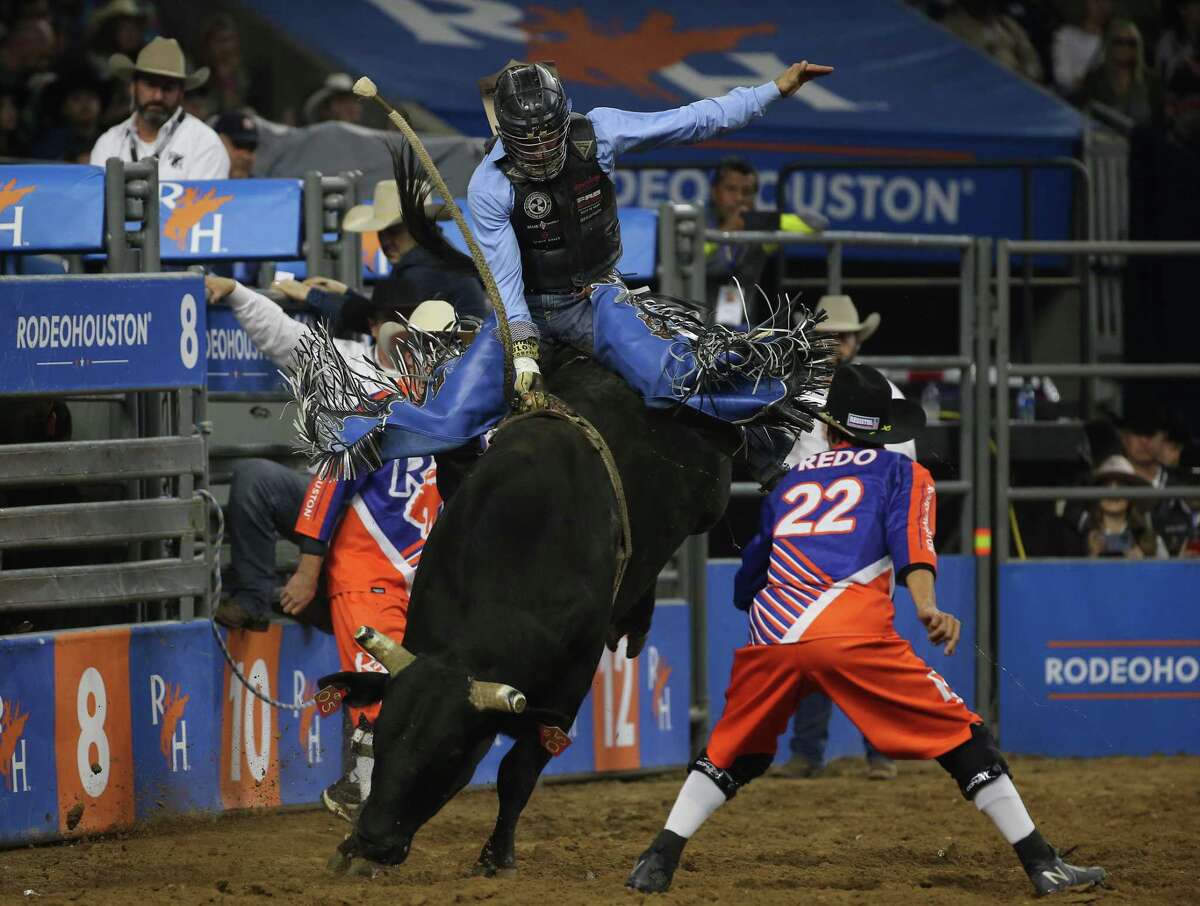 Bareback rider Will Lowe puts on a show in Semifinal 2 at RodeoHouston