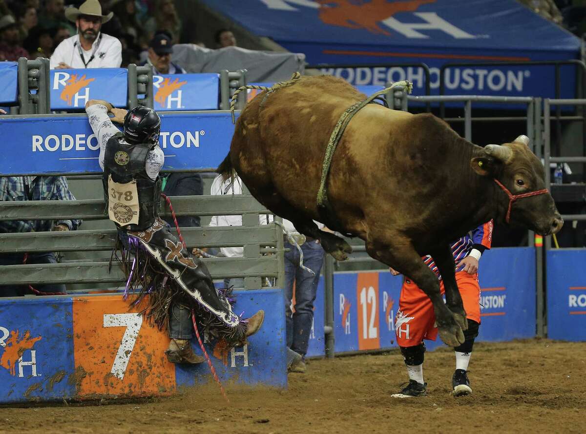 Bareback rider Will Lowe puts on a show in Semifinal 2 at RodeoHouston