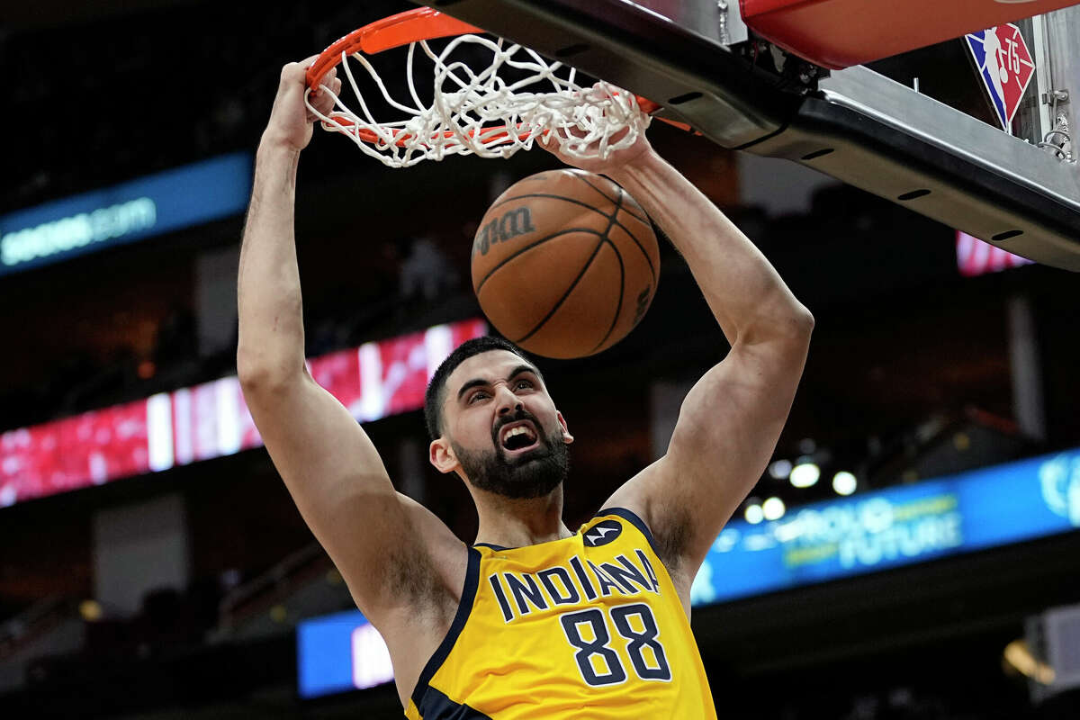 Rockets fall apart late in loss to Pacers