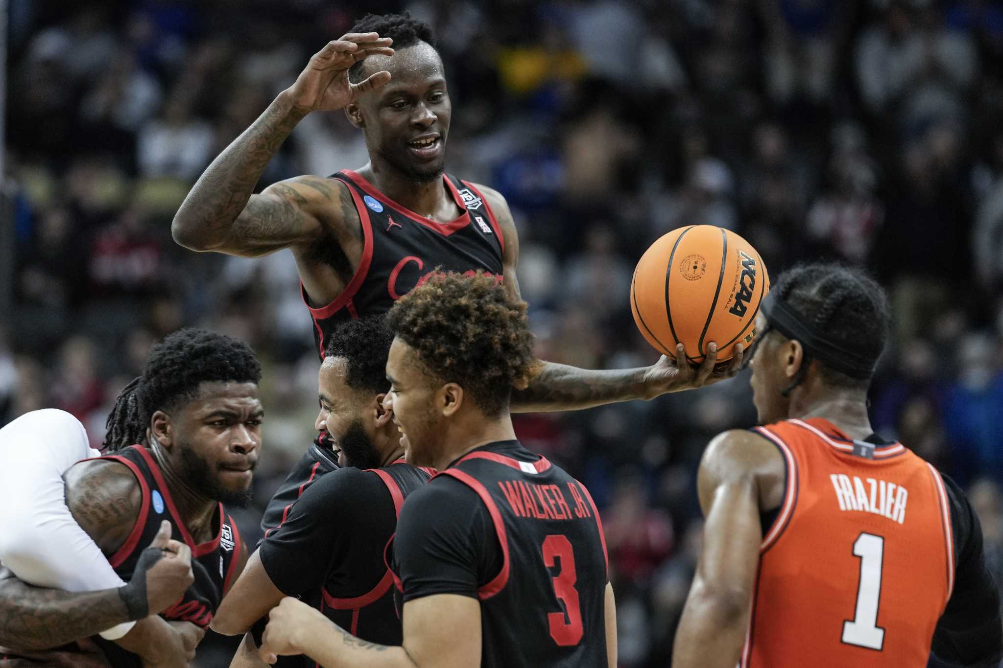 Houston knocks off Illinois to advance to Sweet 16
