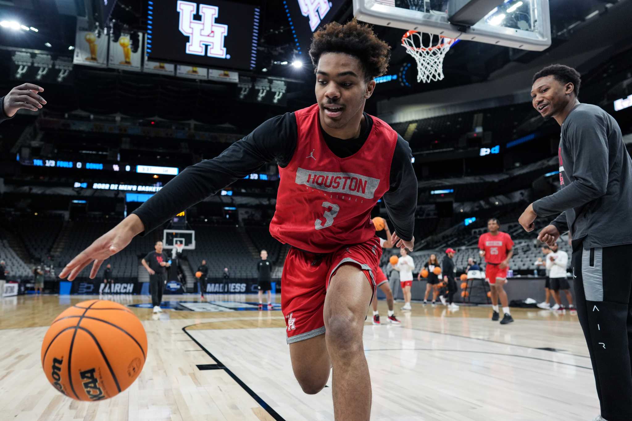UH basketball notes: NCAA's new balls force Cougars to adjust