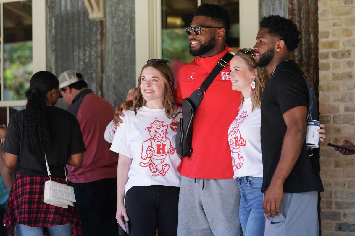 Photos: Houston Cougars fans at Elite Eight in San Antonio