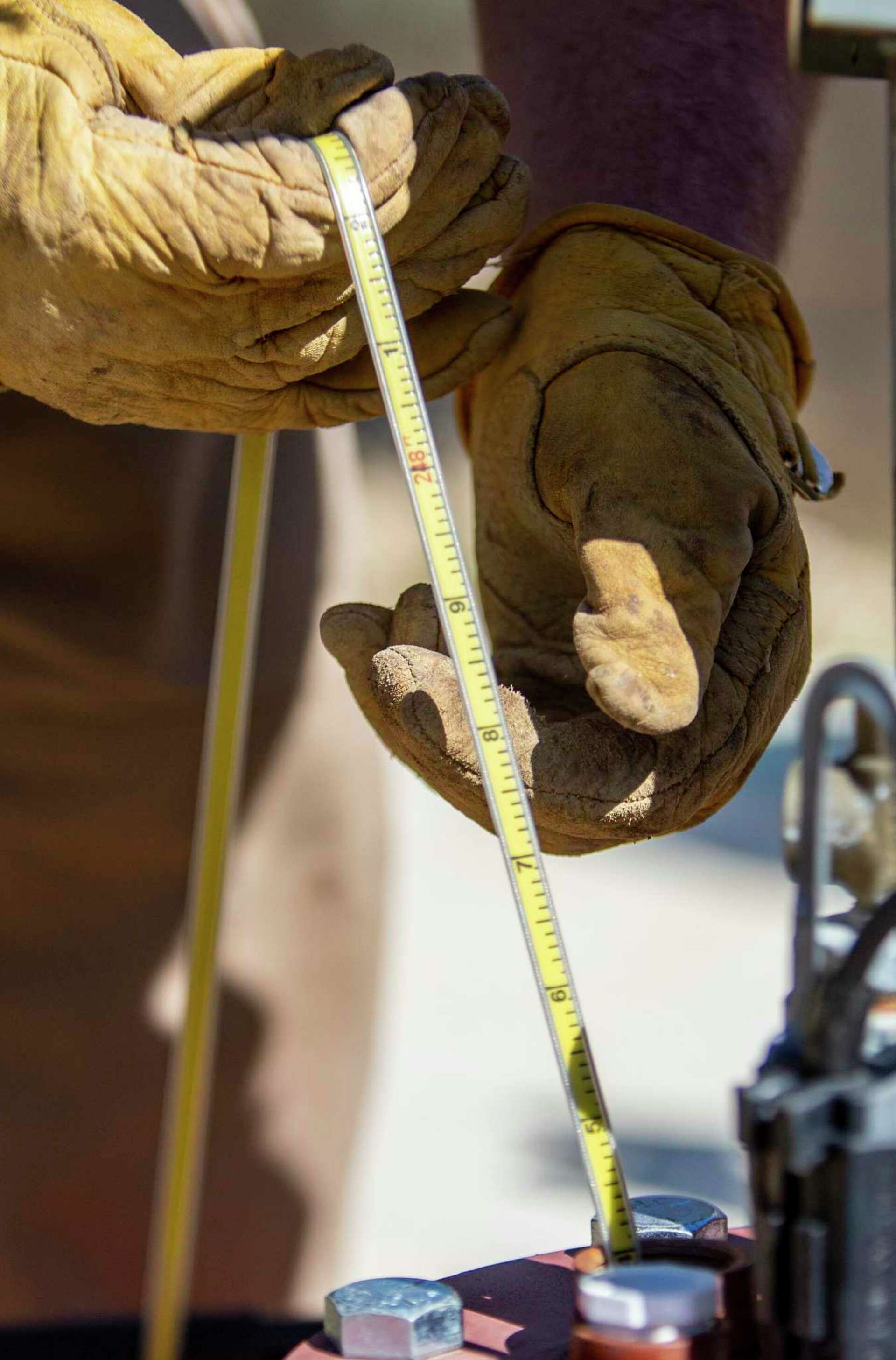 How do scientists measure the Edwards Aquifer?