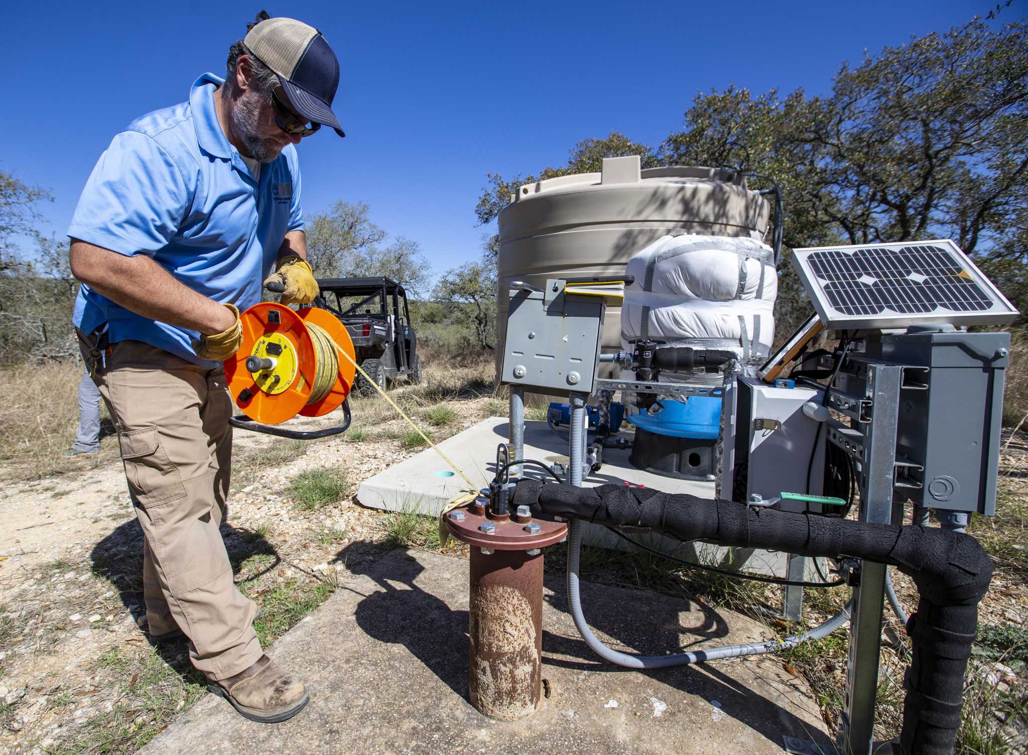 How do scientists measure the Edwards Aquifer?