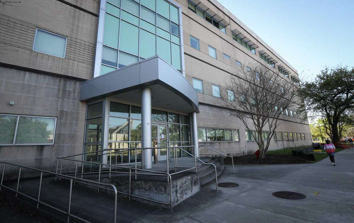 UH students are hiding cameras across Houston to capture wildlife close ...