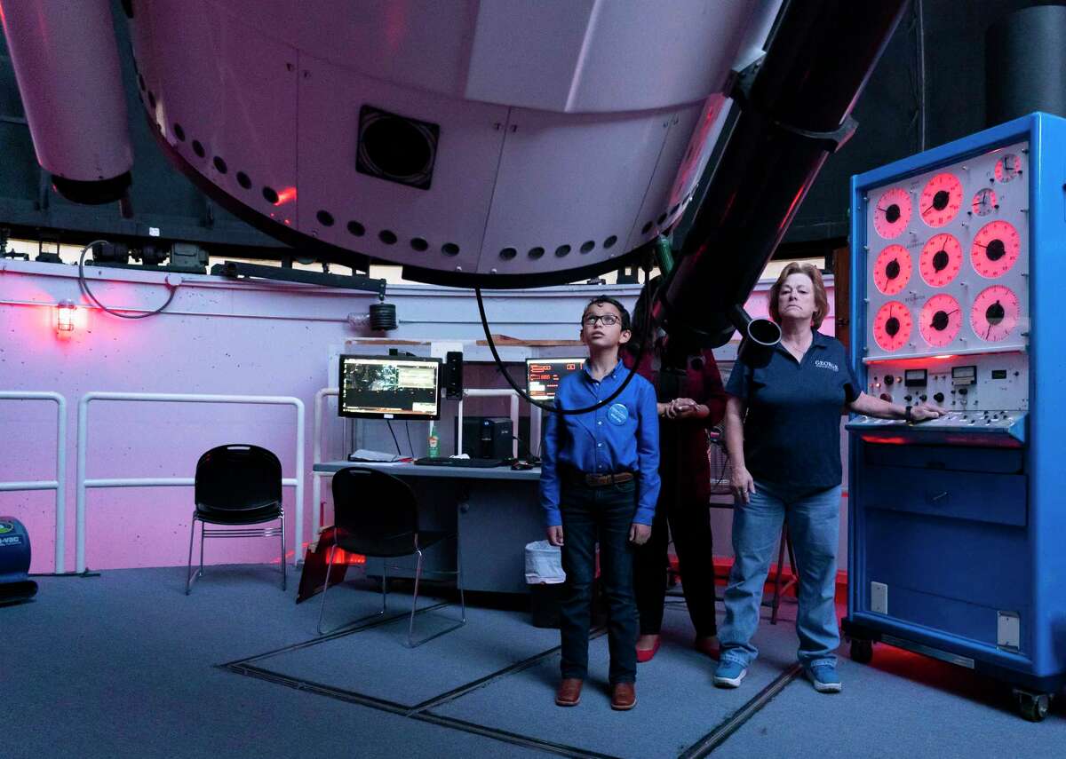 8-year-old battling retinal cancer gets to try out his dream telescope ...