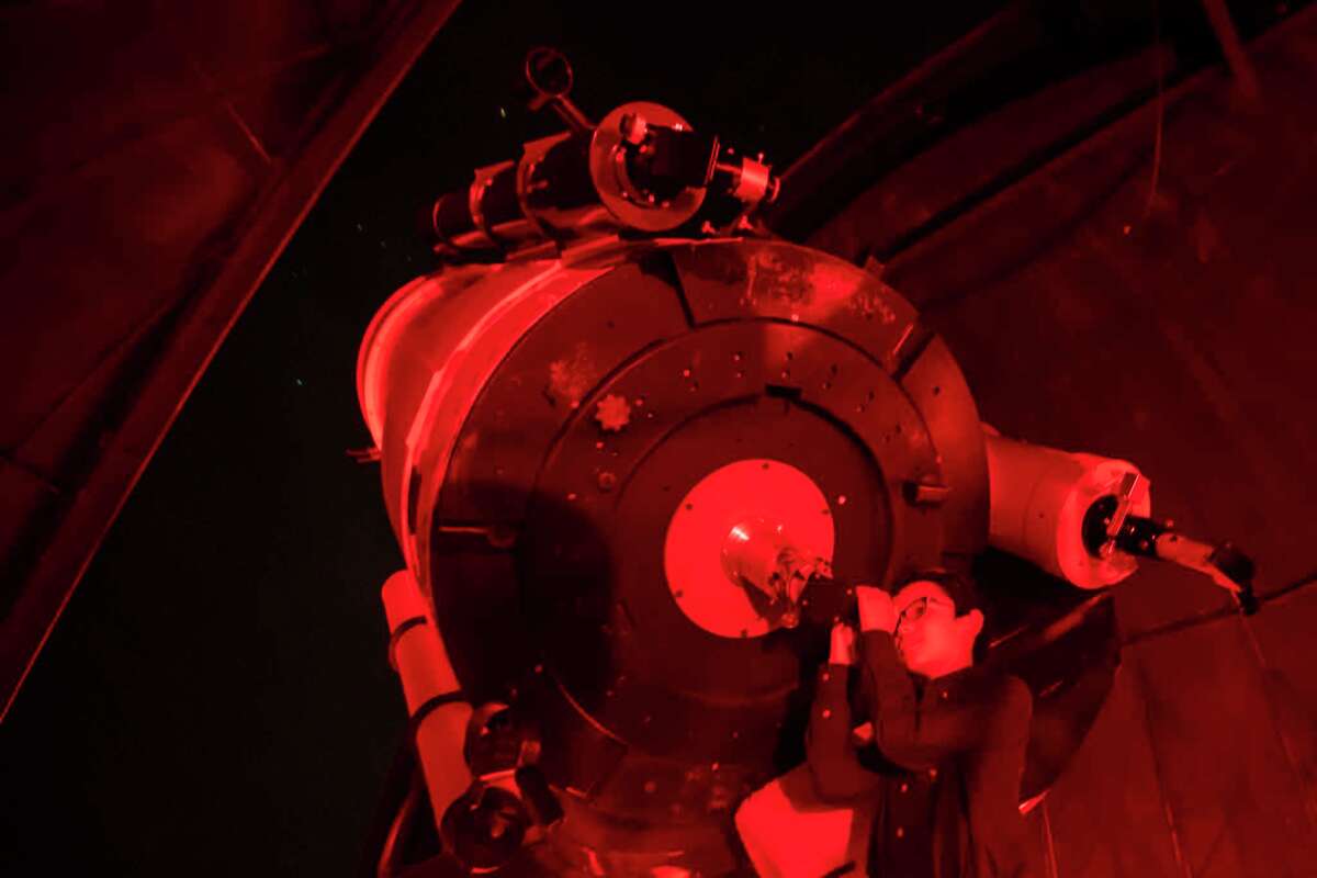 8-year-old battling retinal cancer gets to try out his dream telescope ...