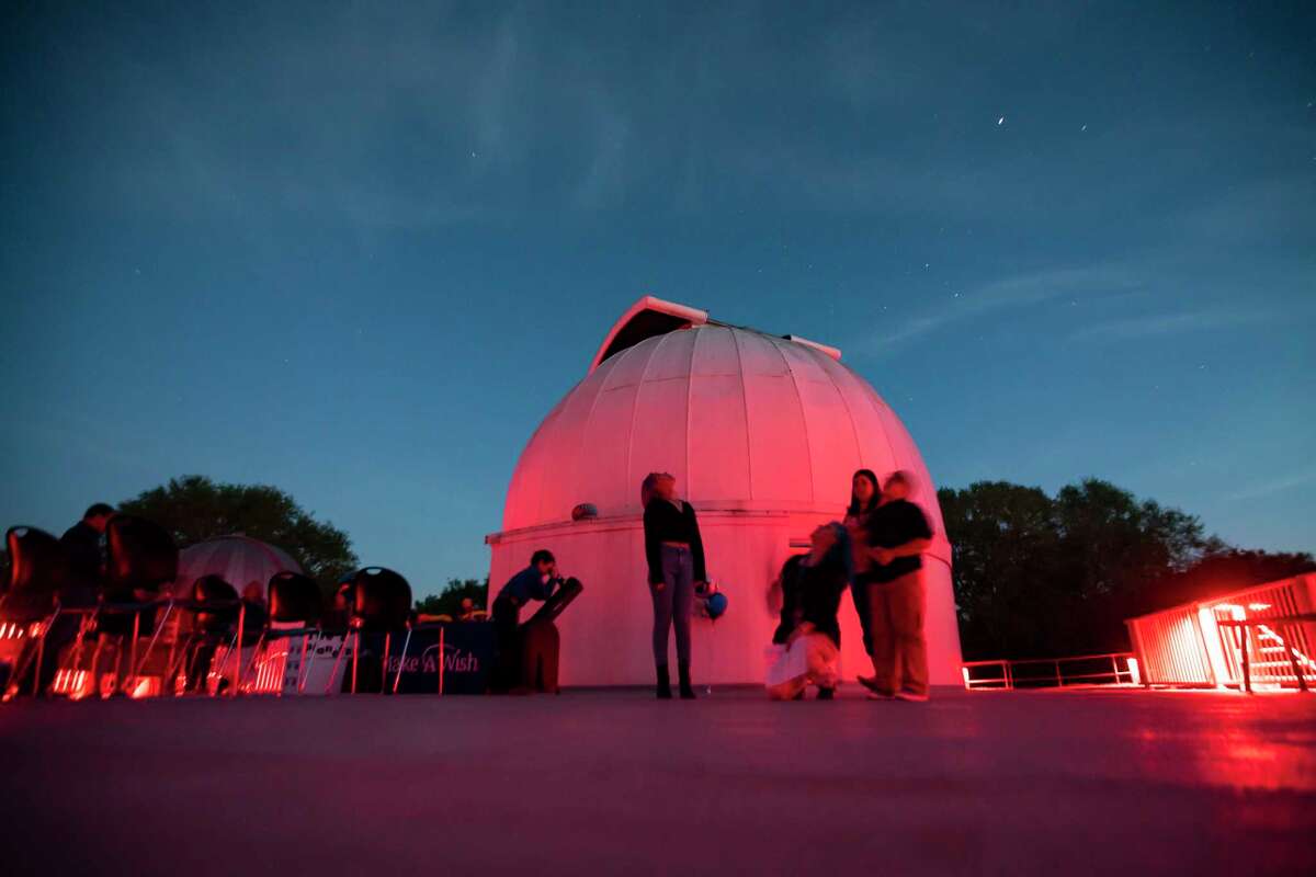8-year-old battling retinal cancer gets to try out his dream telescope ...