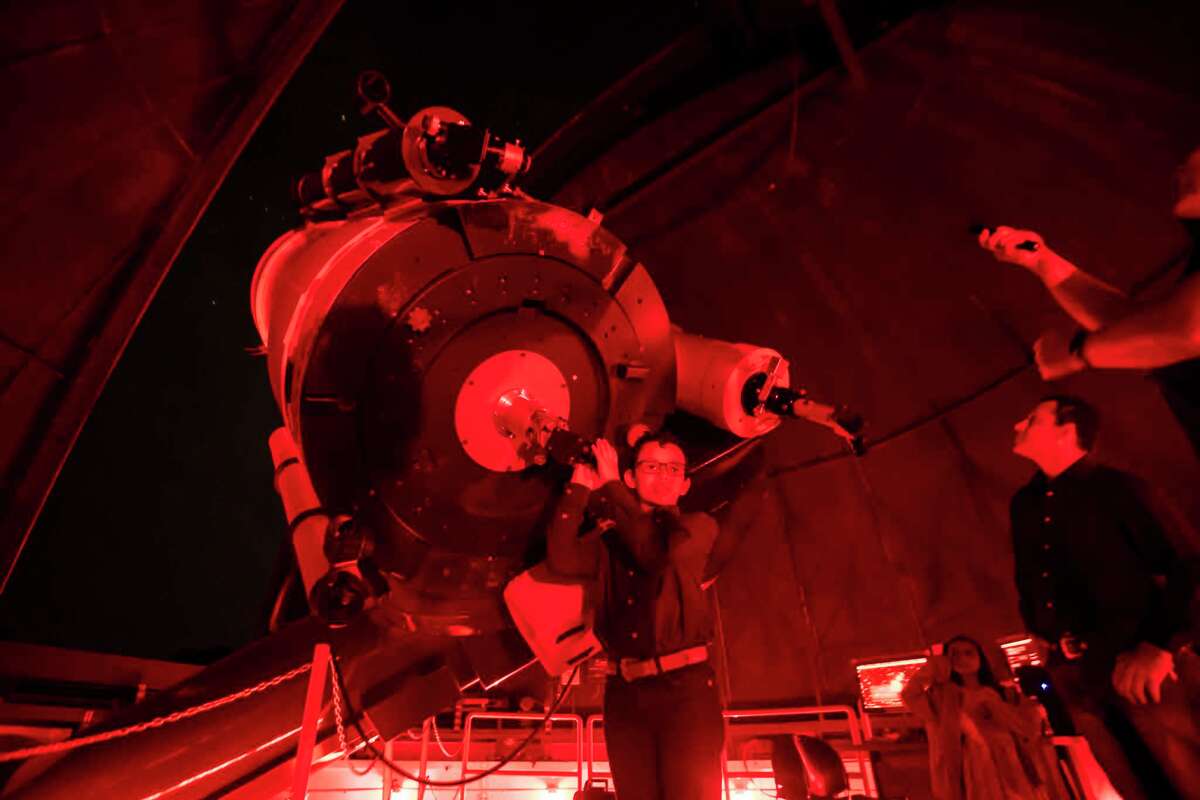 8-year-old battling retinal cancer gets to try out his dream telescope ...