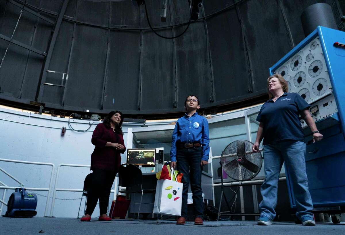 8-year-old battling retinal cancer gets to try out his dream telescope ...