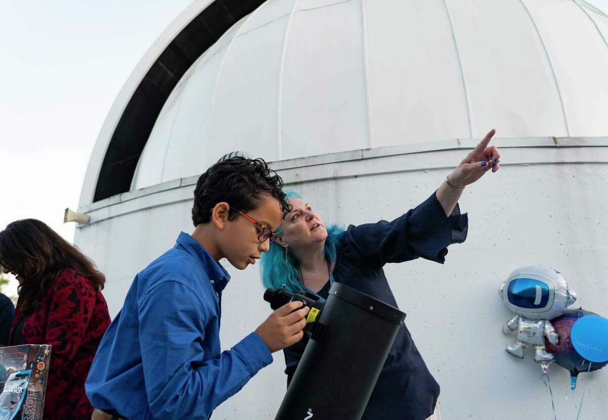 8-year-old battling retinal cancer gets to try out his dream telescope ...