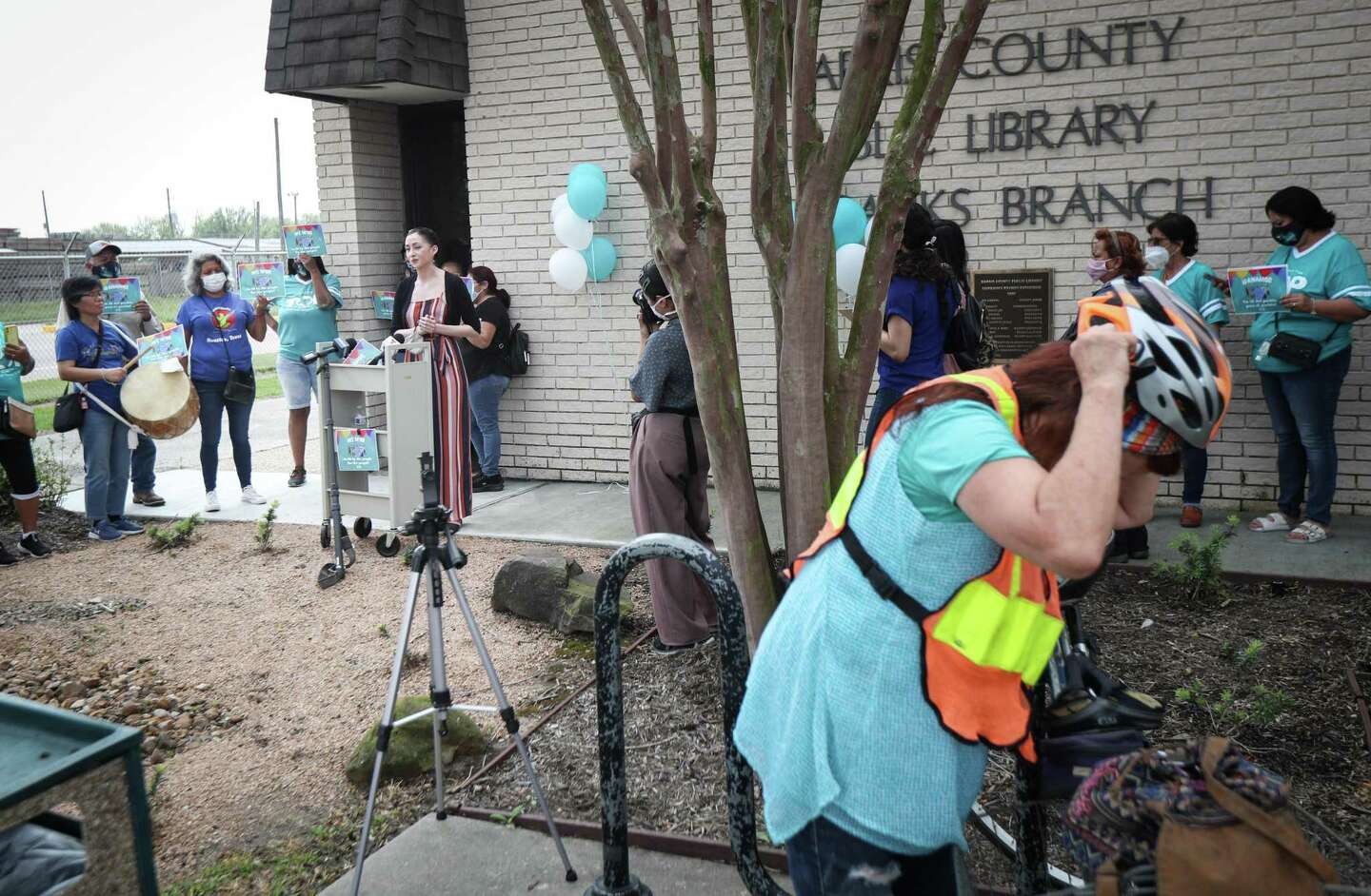 Advocates tout ‘enhanced’ Harris County library cards, urge authorities ...