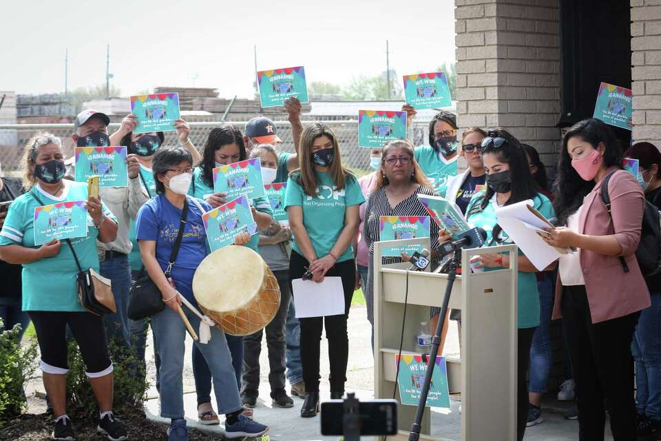 Advocates tout ‘enhanced’ Harris County library cards, urge authorities ...