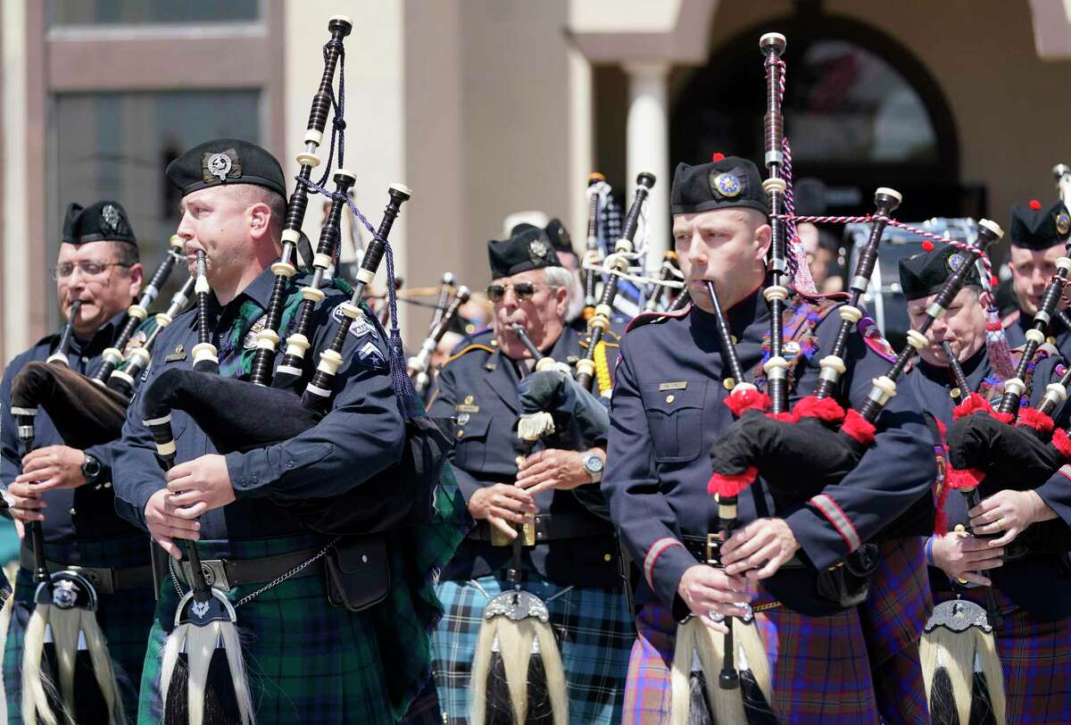At funeral of slain Harris County deputy Darren Almendarez, his widow ...