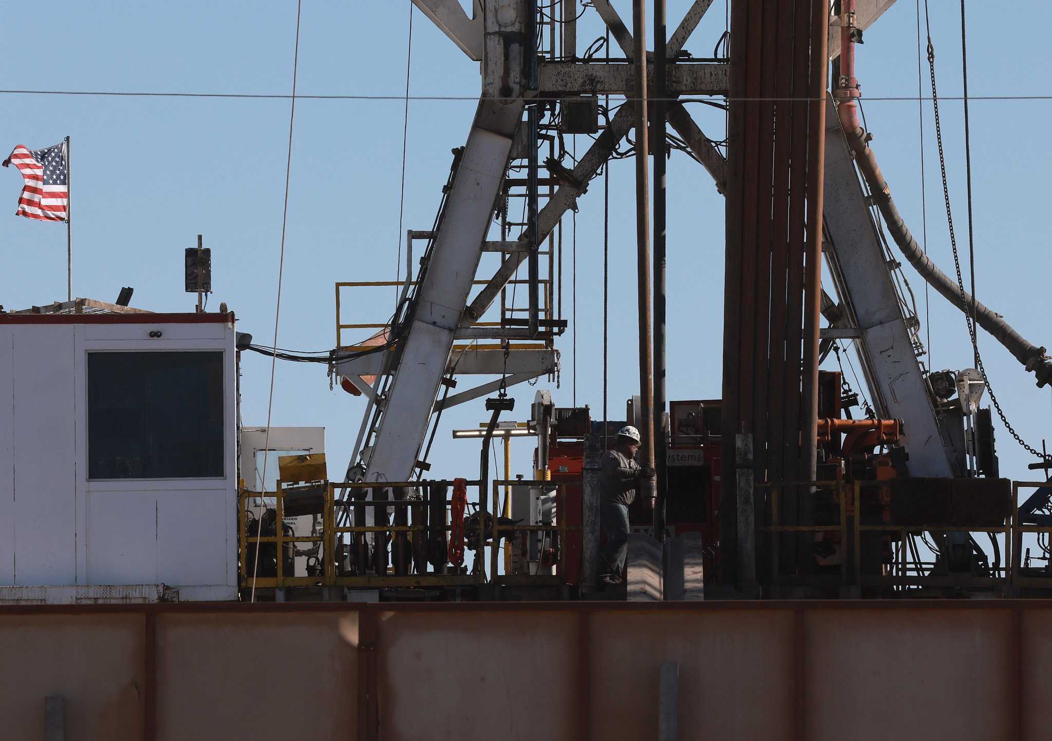 Texas rig count jumps by double digits as oil shortages persist