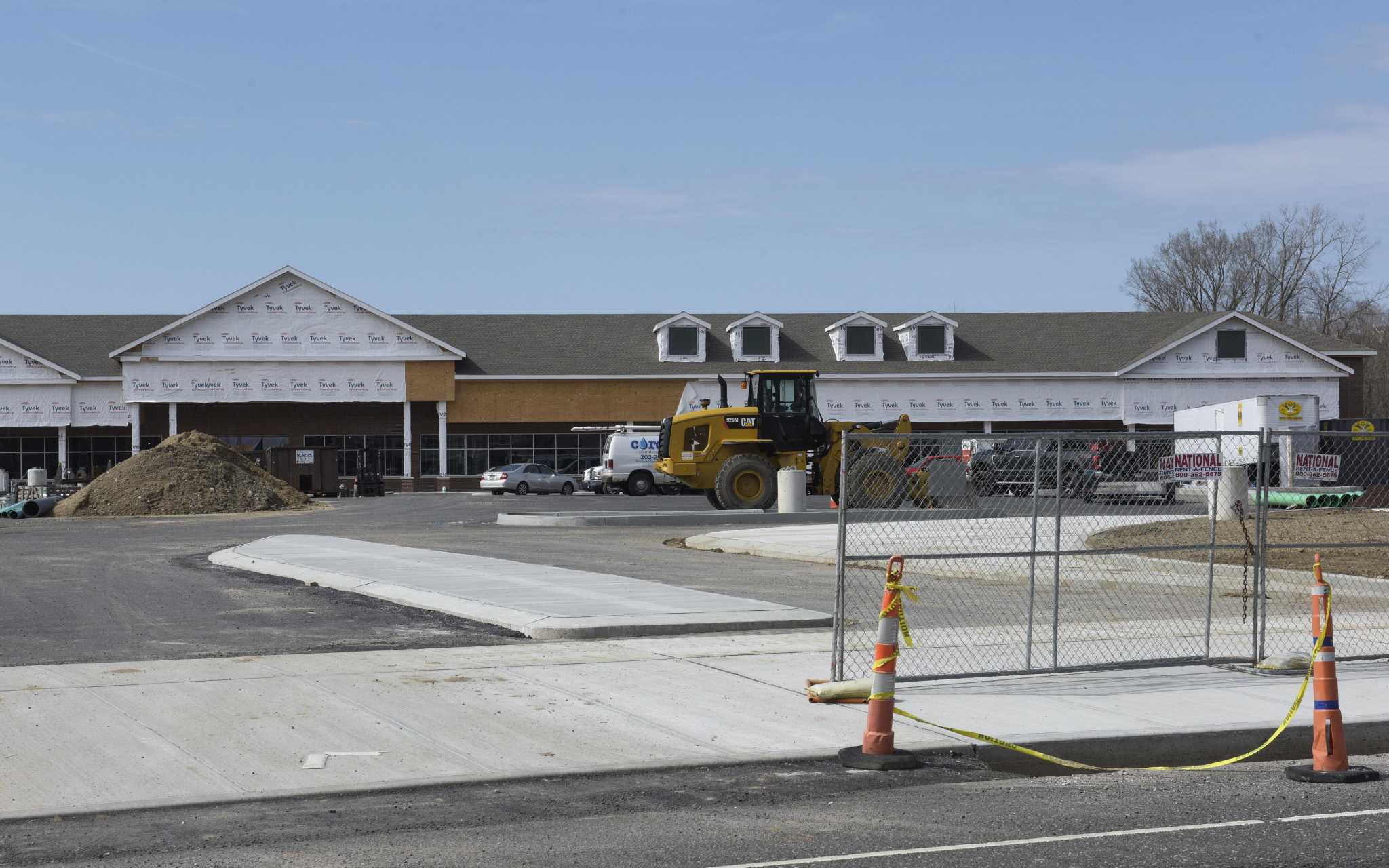 Caraluzzi’s market wants to build one of Danbury’s largest signs