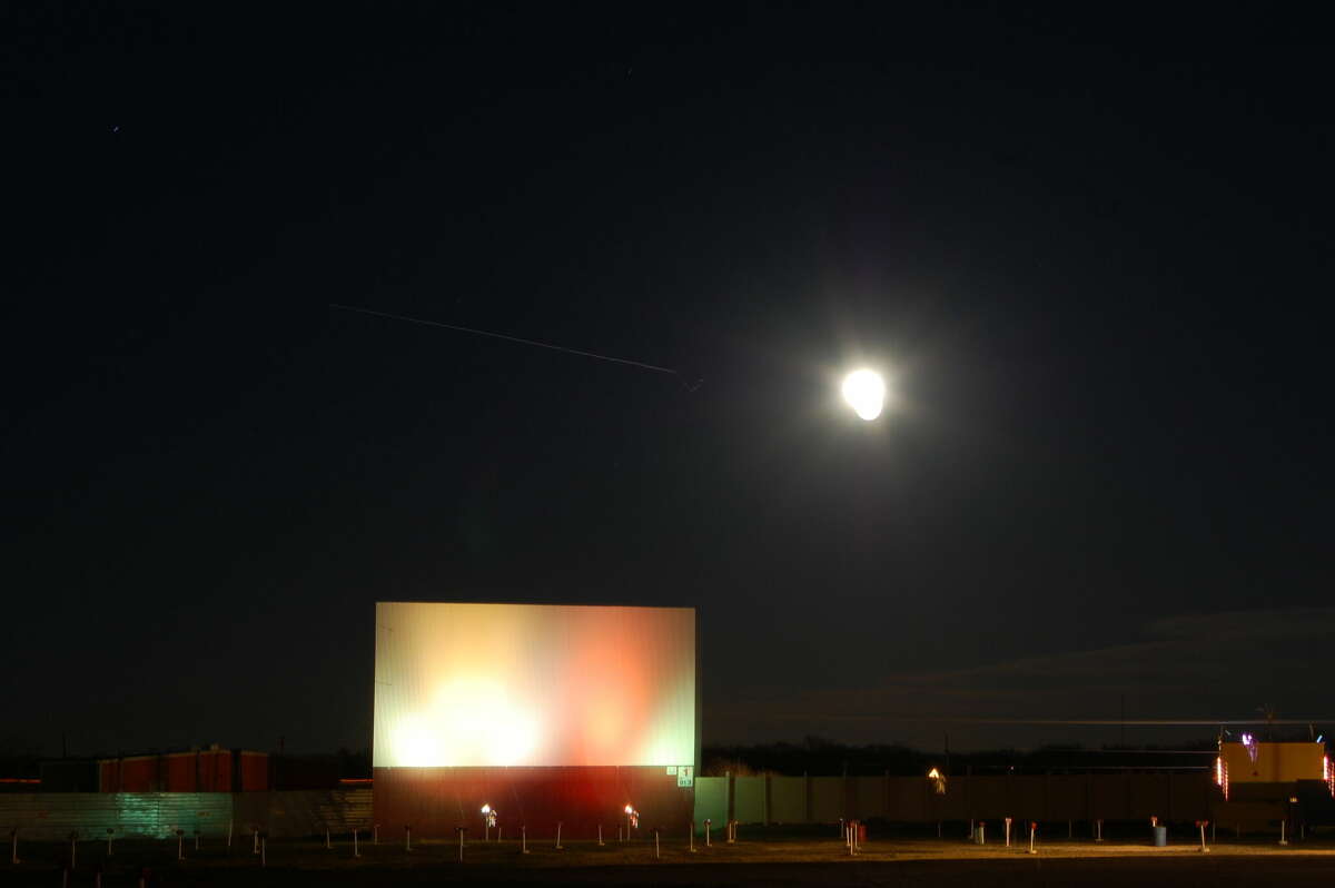 10 Lone Texas drive-in movie theaters showing films under the stars