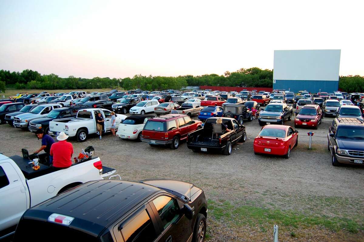 10 Lone Texas drive-in movie theaters showing films under the stars