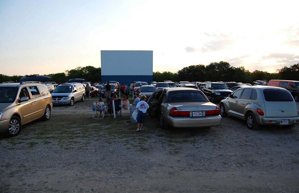 10 Lone Texas drive-in movie theaters showing films under the stars
