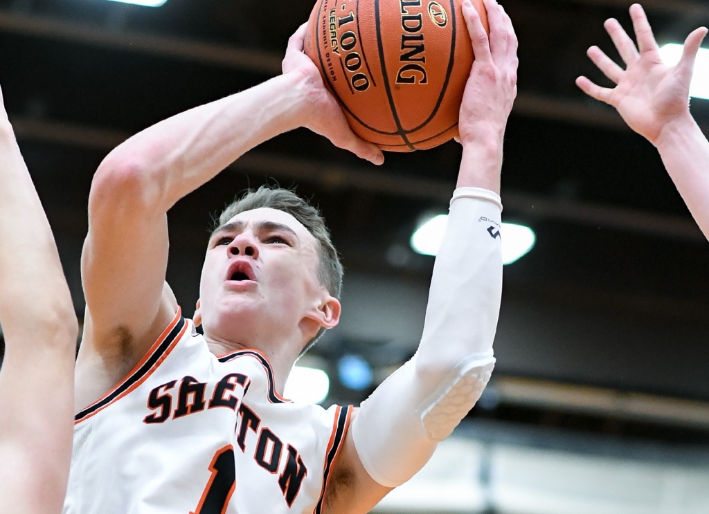 Shelton gets lift from Belade to defeat East Haven