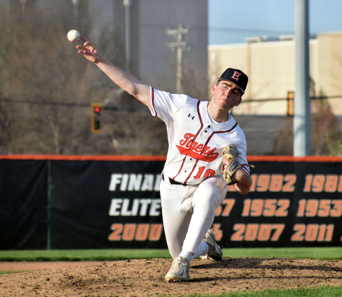 Stearns homers in fifth straight; unbeaten Tigers rout Redbirds