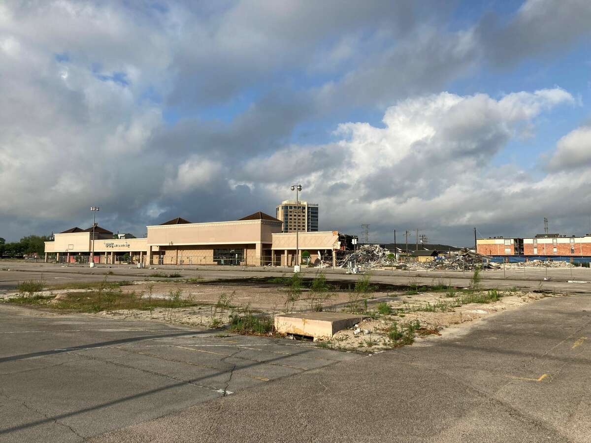 Barvin demolishes shopping center to make way for apartments