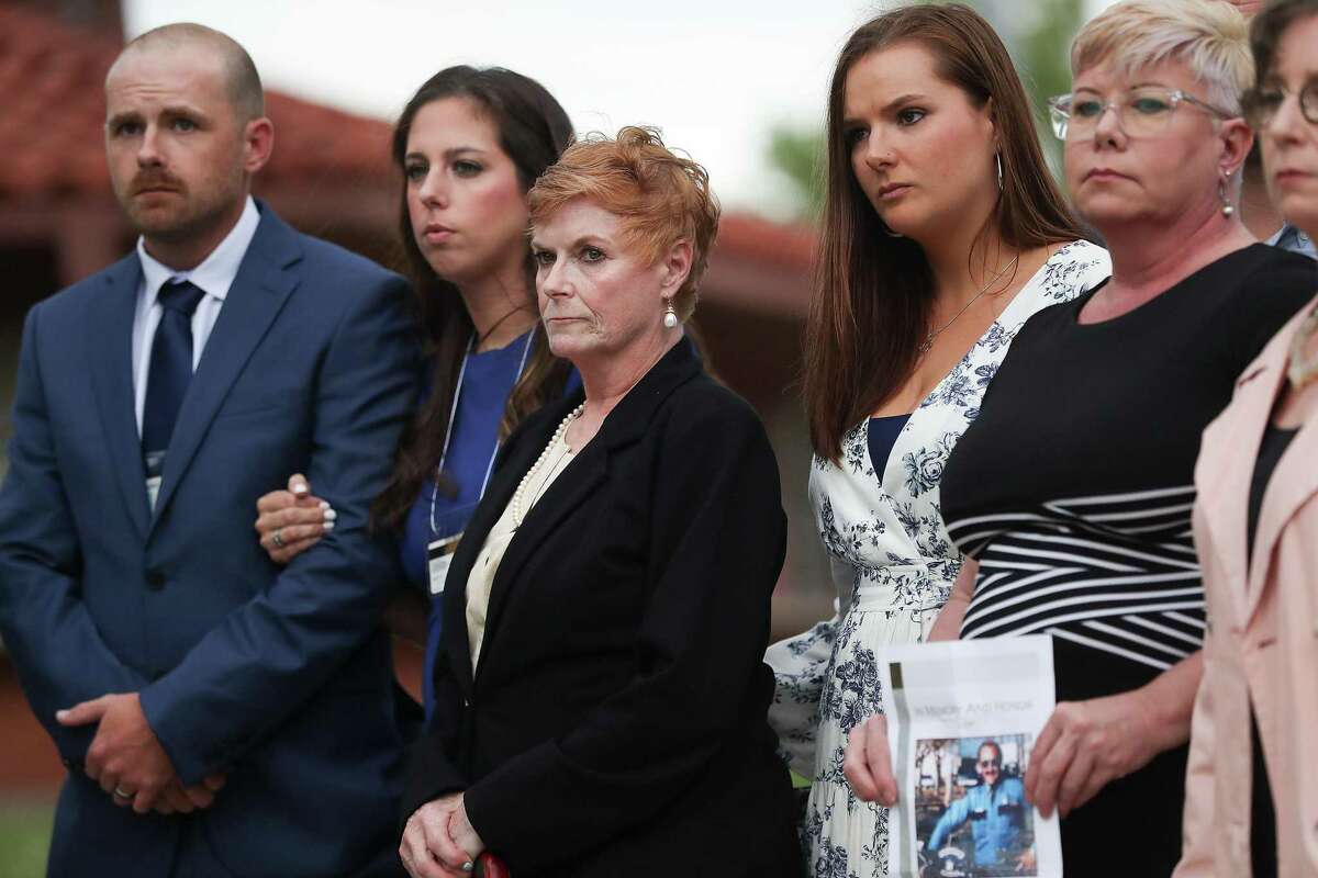 Convicted killer Carl Wayne Buntion executed for 1990 slaying of HPD ...