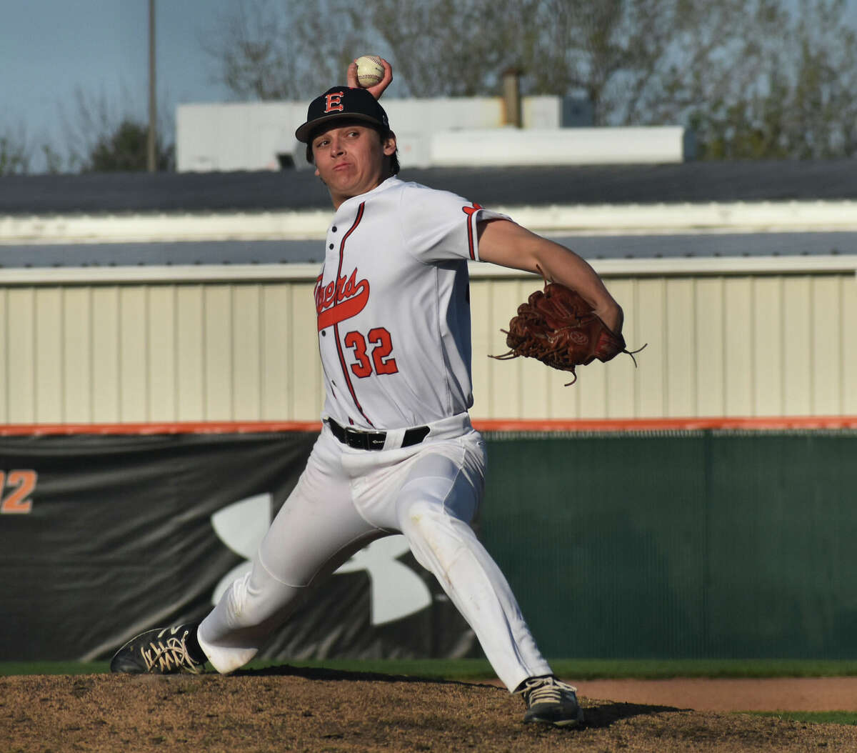 Gannon Burns pitches Edwardsville to 20th straight victory to start season