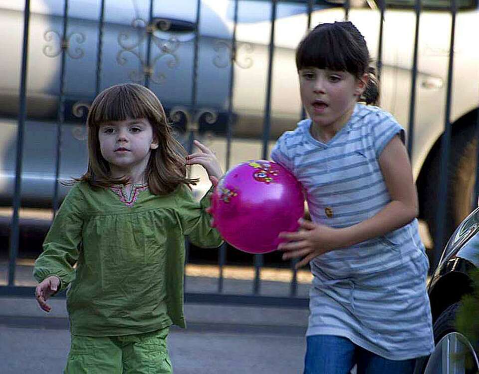 Nika Mühl facing sister Hana as UConn women hosts Ball State
