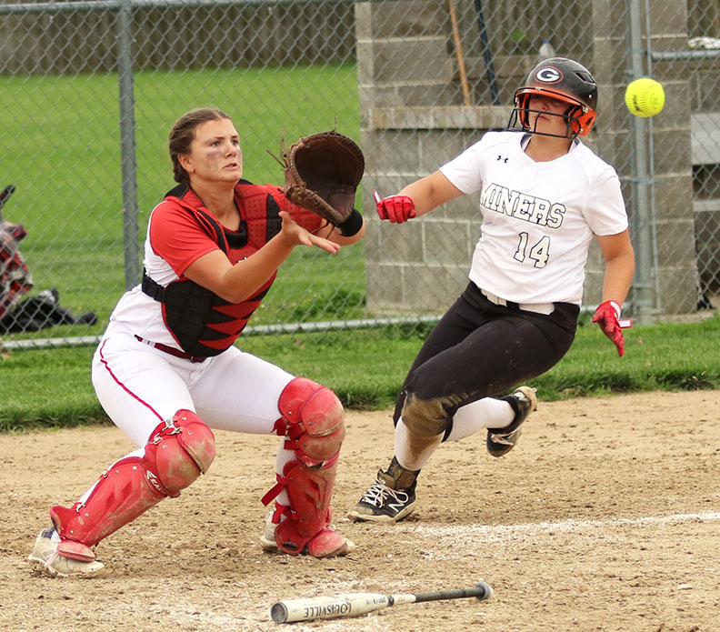 Gillespie Miners softball nears SCC title by beating Staunton Bulldogs