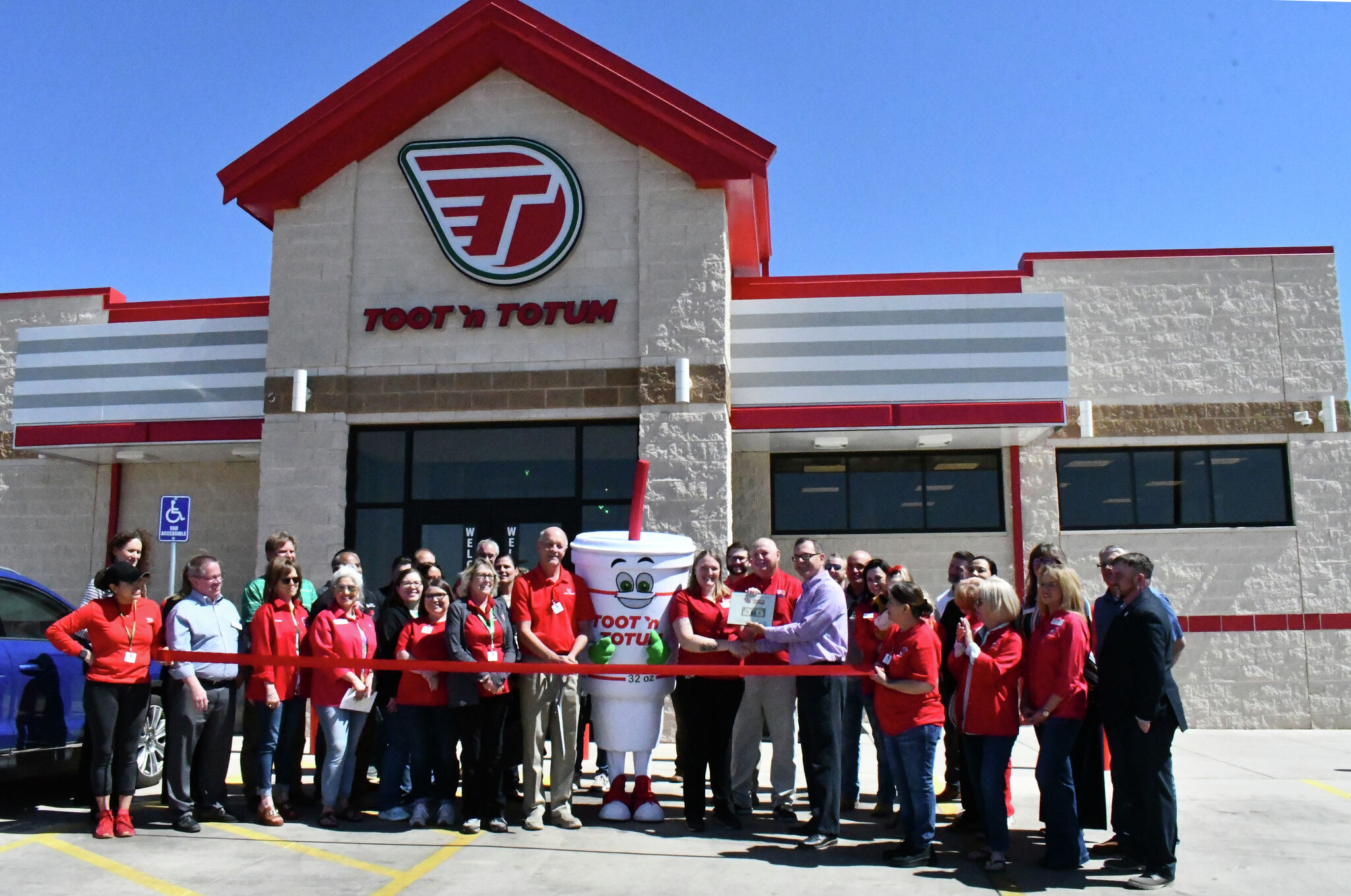 Toot'n Totum celebrates Plainview store with ribbon cutting