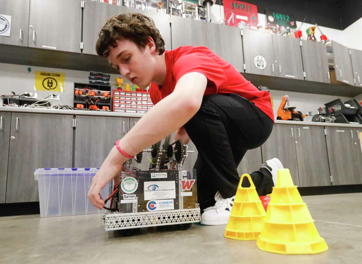 Woodlands High School robotics team helps to inspire young STEM enthusiasts