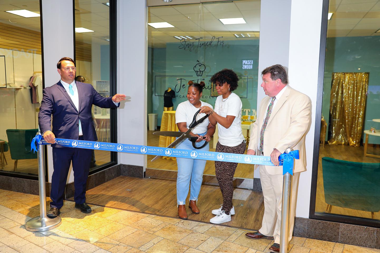 Alcohol-infused cupcakes at Je T’aiMe Cupcakes and Cocktails, now open ...