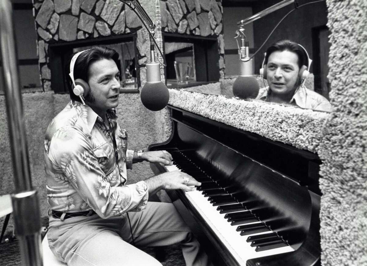 Mickey Gilley, country music icon and 'Urban Cowboy' inspiration, dies ...