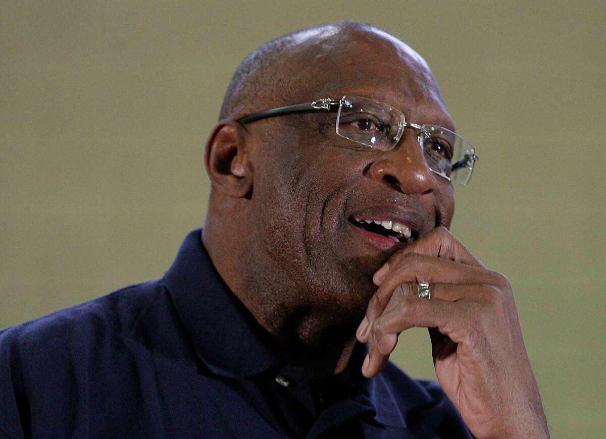 Bob Lanier, NBA force who left big shoes to fill, dies at 73