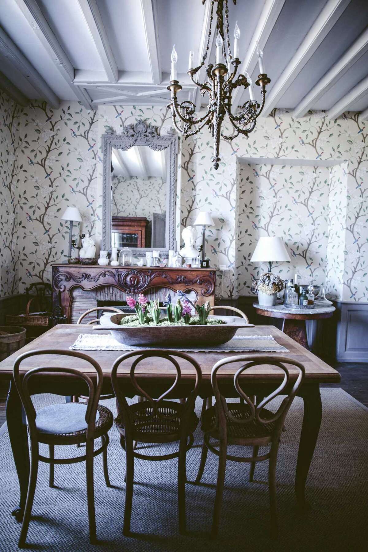 Popular French Country home decor is both laid-back and elegant. A new ...