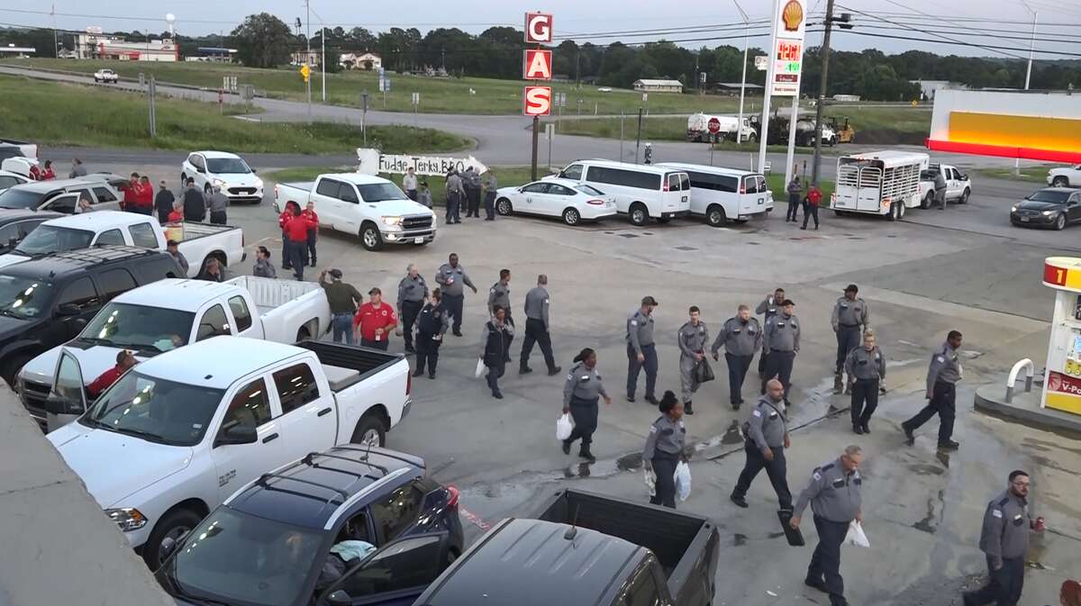 Texas resumes inmate transports after review of murderer's escape