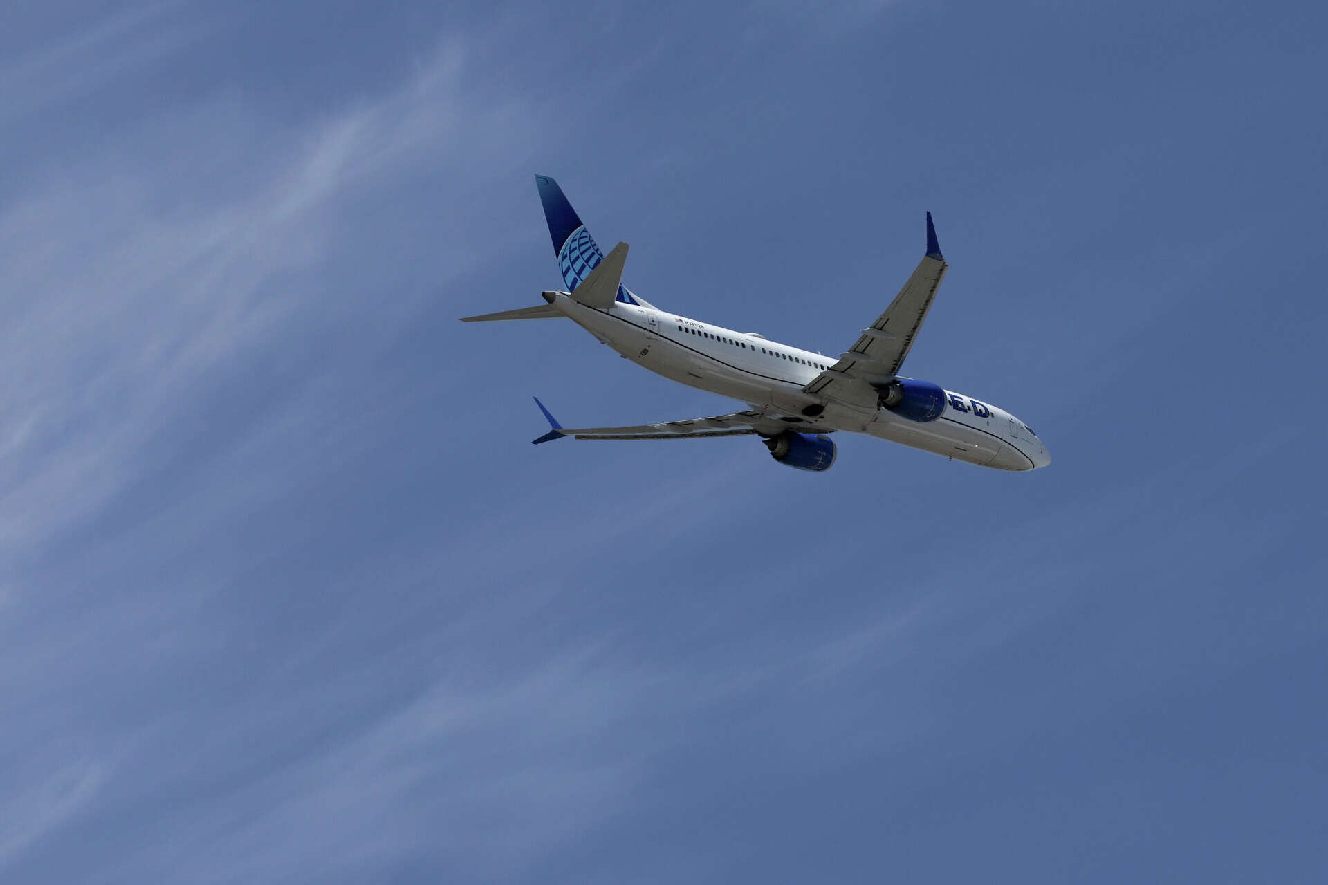 Man on United flight from LA allegedly attacks flight attendant