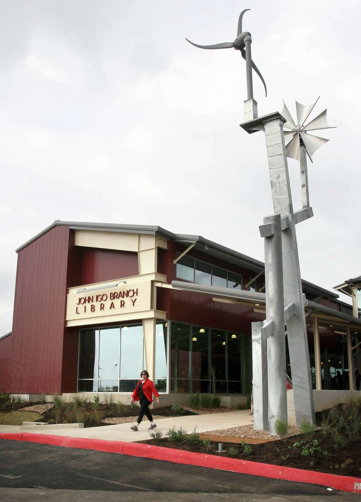 Need help avoiding the heat this weekend? San Antonio opening cooling centers, giving tips for ...