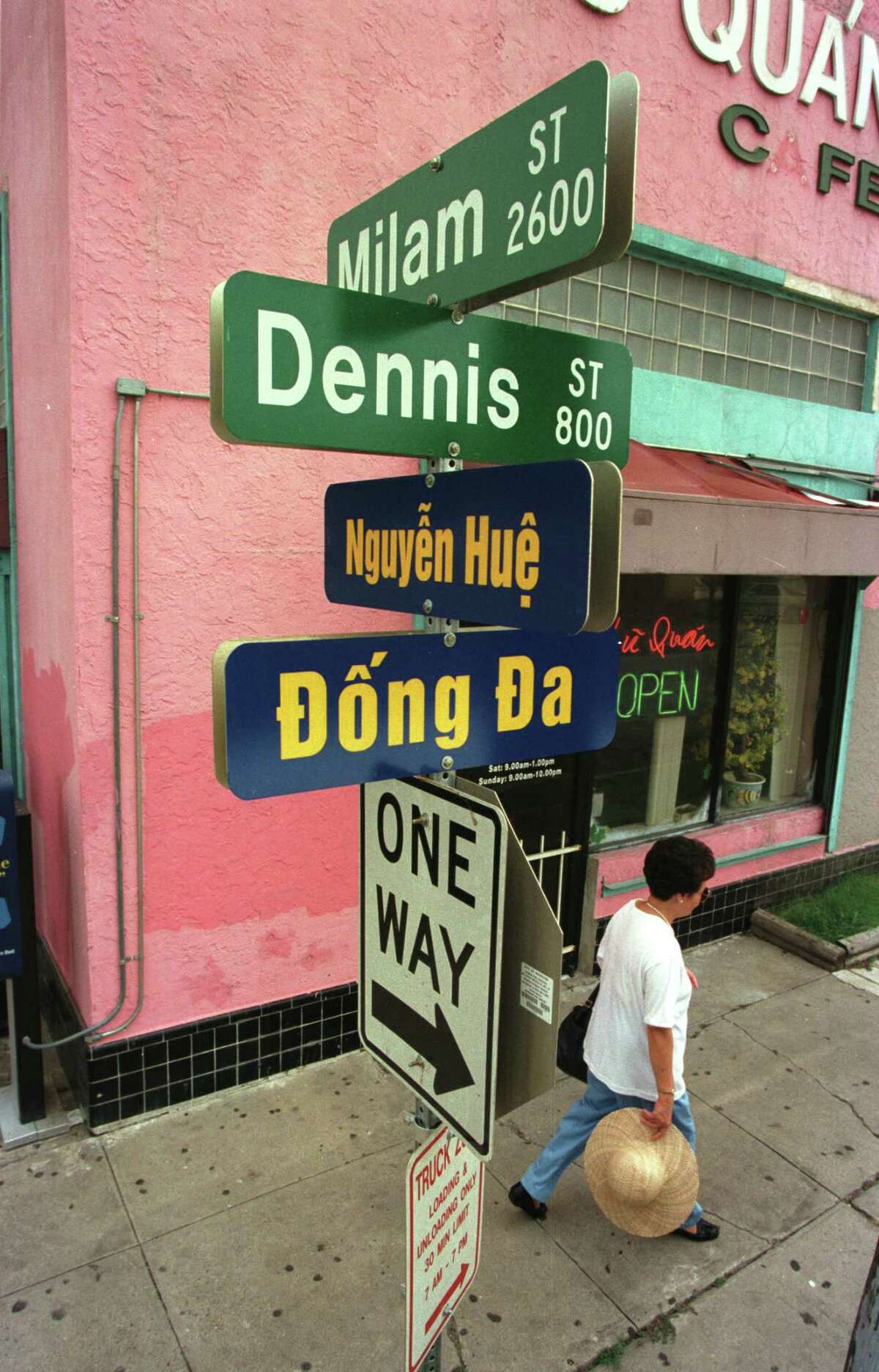 The story behind Houston's Chinese and Vietnamese street signs