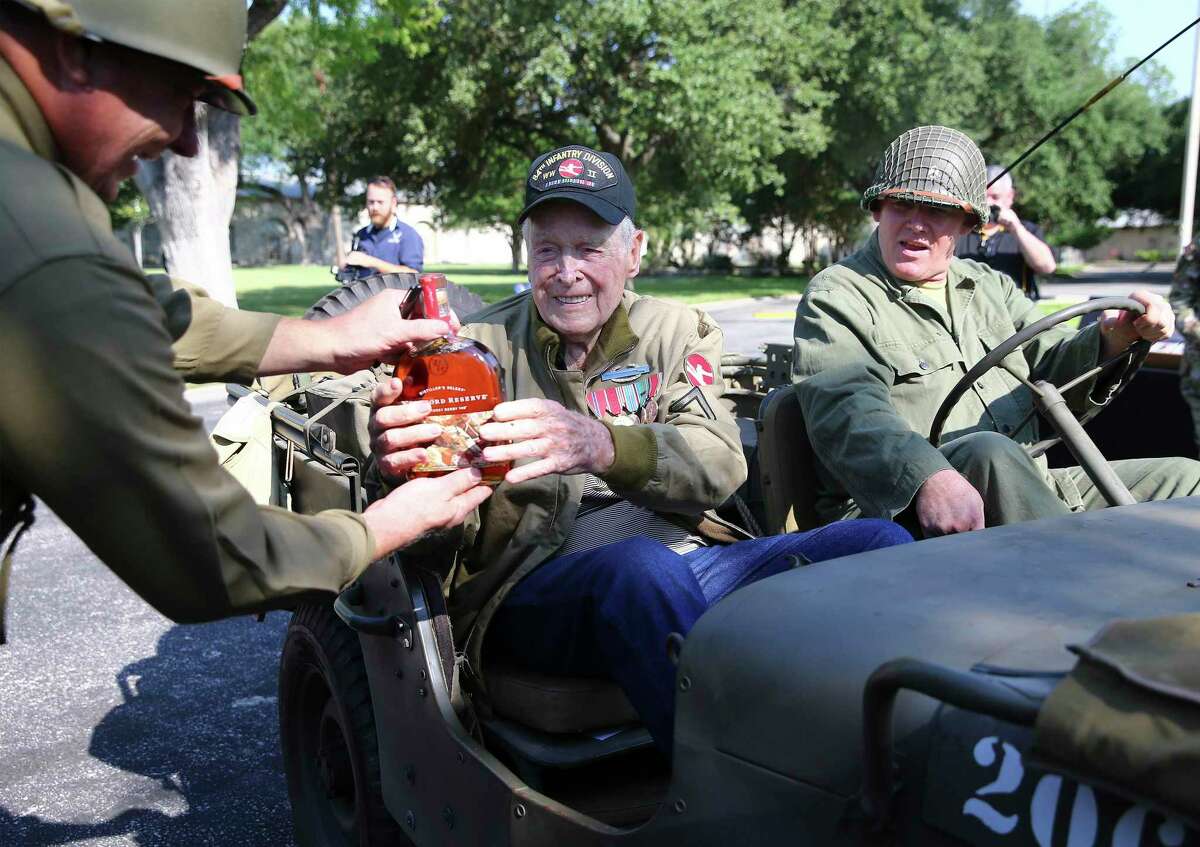 D-Day veteran gets medals — decades later — at San Antonio’s Fort Sam ...