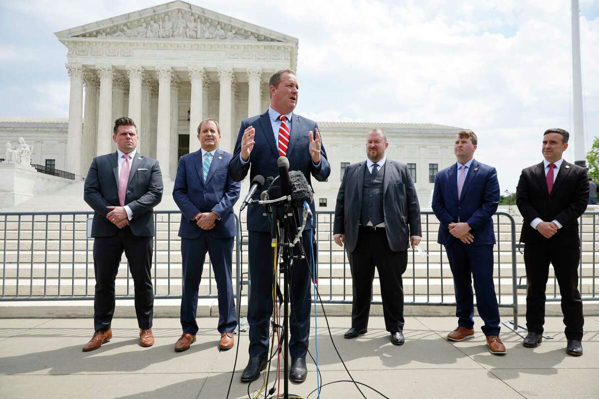 Judge blocks Biden from lifting Trump border expulsion order known as ...