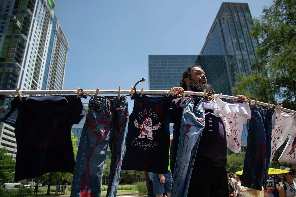 Houston NRA convention draws protesters at Discovery Green