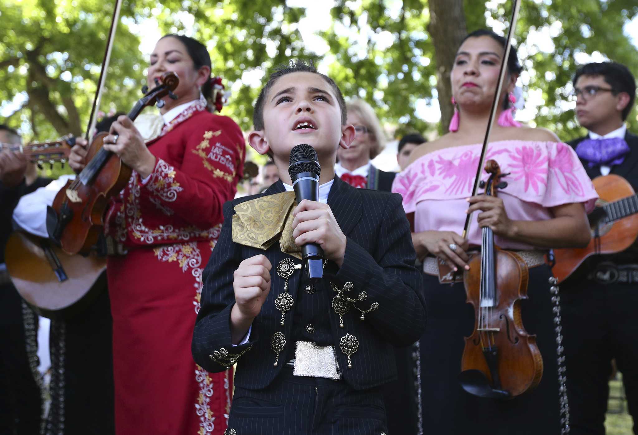 Kelly Clarkson highlights San Antonio's Mateo López on show