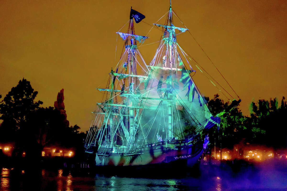 True star of Disneyland’s Fantasmic is its glorious pirate ship, the ...