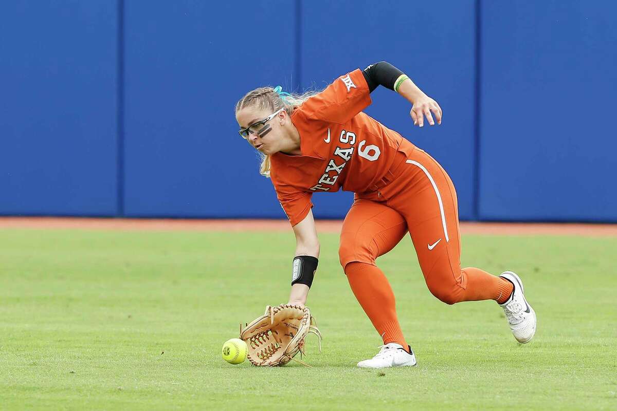 Texas Longhorns top UCLA Bruins in Women's College World Series opener