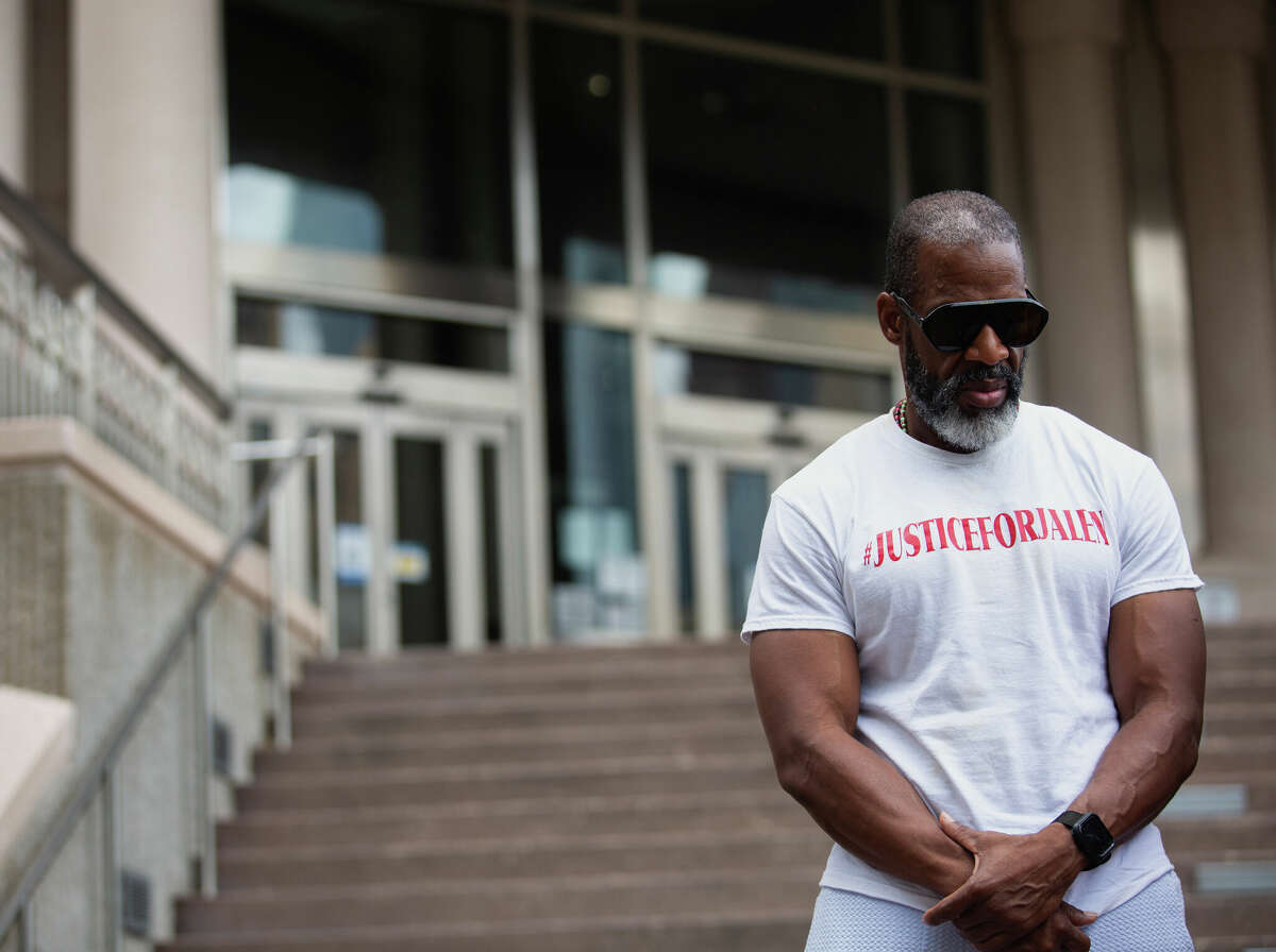 Jalen Randle's family demands charges against Houston cop