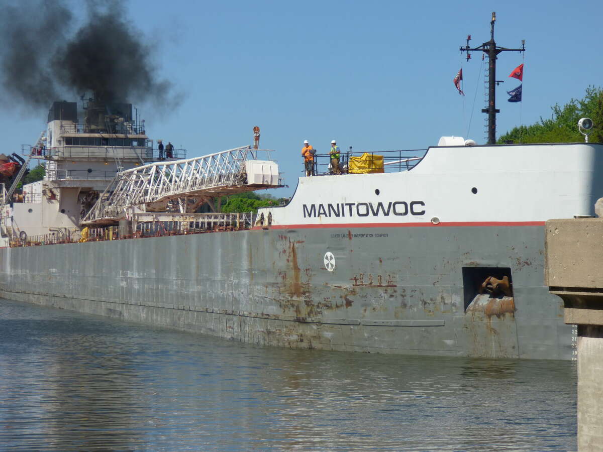 Great Lakes freighter arrives in Manistee waters